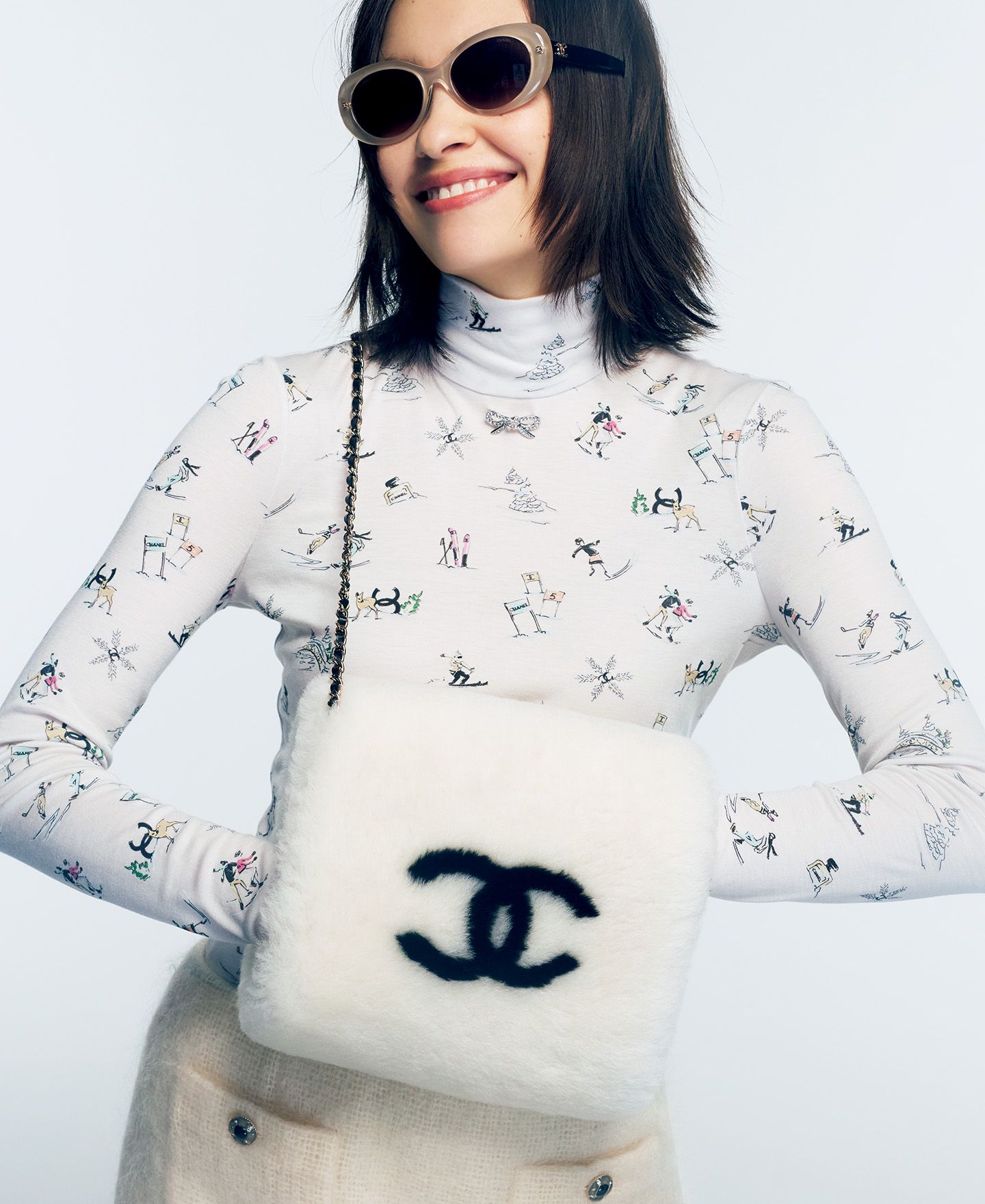 一目で心を奪われる！「シャネル」愛らしい真っ白な【シアリングムートンのマフ】で冬のリゾートコーデを満喫 | Precious.jp（プレシャス）