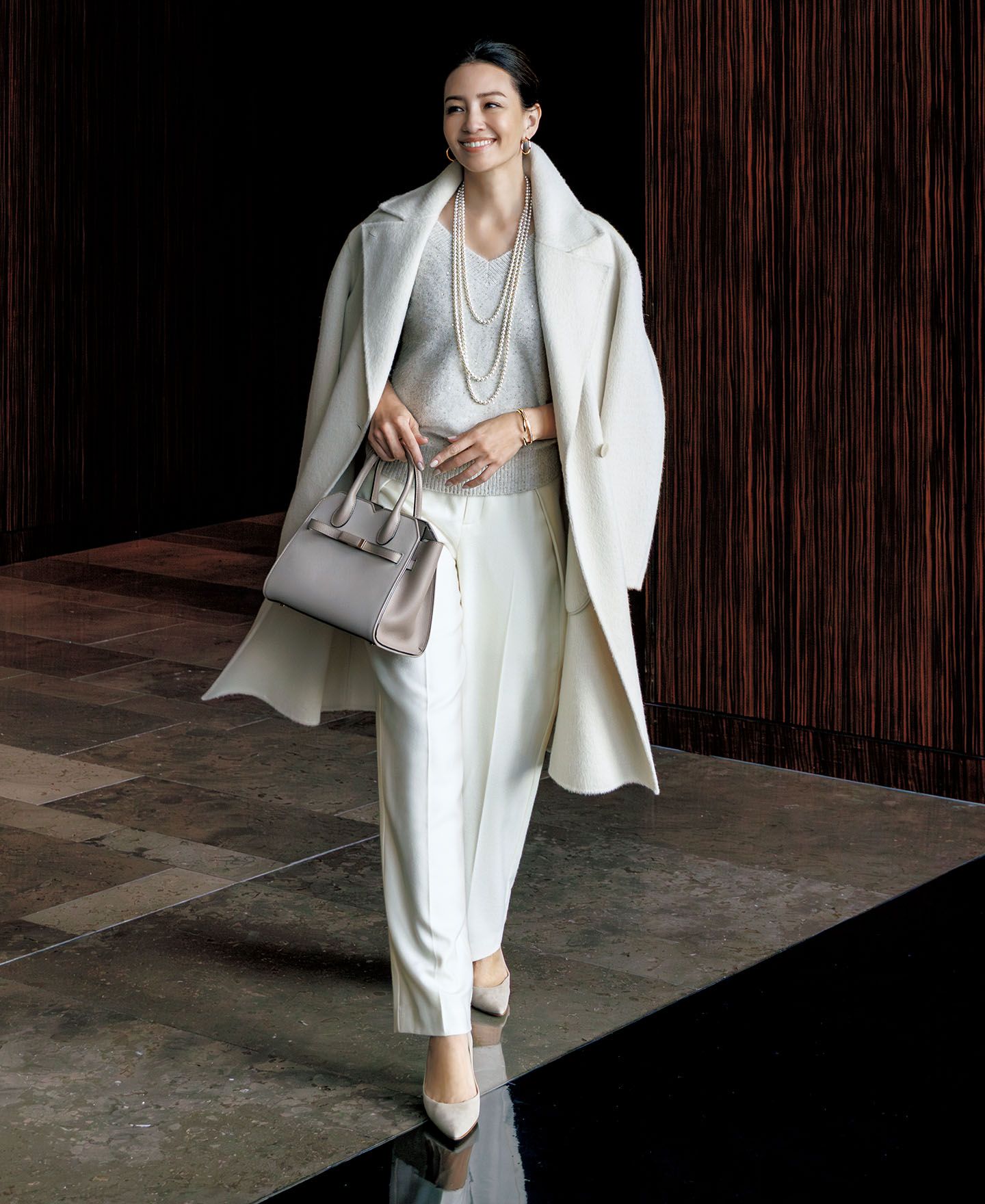 1/28 Wed｜表情豊かなオールホワイトスタイルで、強さも柔らかさも併せ持ったキャリアスタイルに【365日コーディネート】 | Precious.jp（プレシャス）