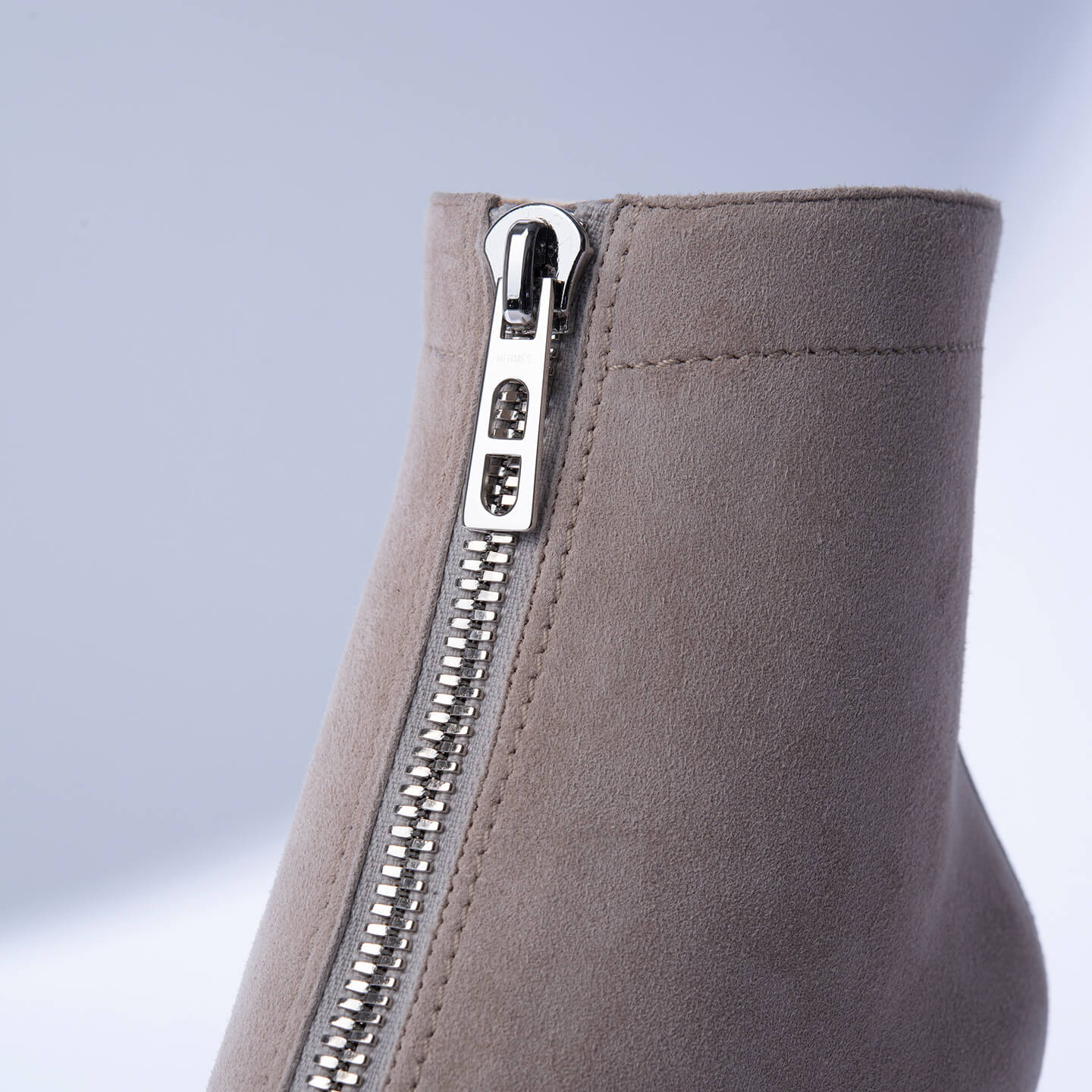 エルメスの新作「中ヒールブーツ」で美脚を演出！アートなヒールでモダンな装いへアップデート | Precious.jp（プレシャス）