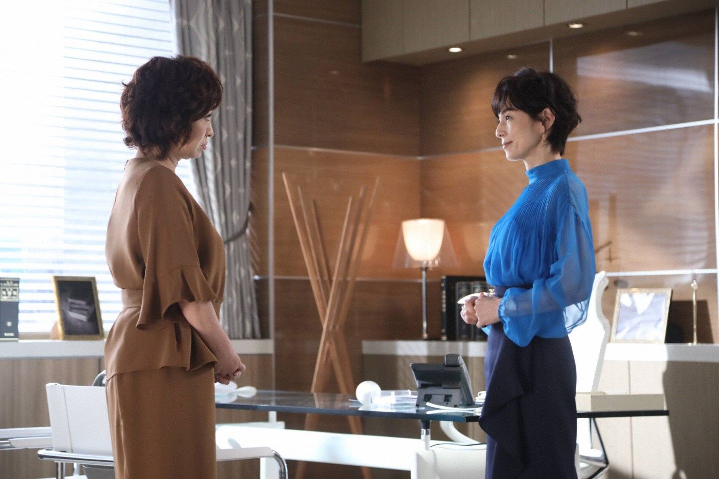 鈴木保奈美さんのコーデが話題！『SUITS2』5話の服とジュエリーは？ | Precious.jp（プレシャス）
