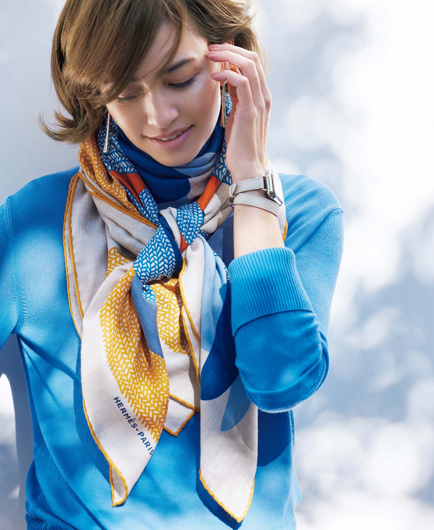 春の光と共鳴する「エルメス」のスカーフなら、さりげなくひと巻きするだけで絶妙なカラーハーモニーを奏でる | Precious.jp（プレシャス）