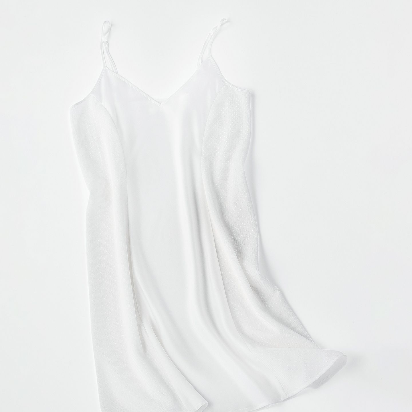 眩い日差しを清涼美に変換する「白ワンピース」｜小物使いでスタイリッシュな印象に導いて | Precious.jp（プレシャス）