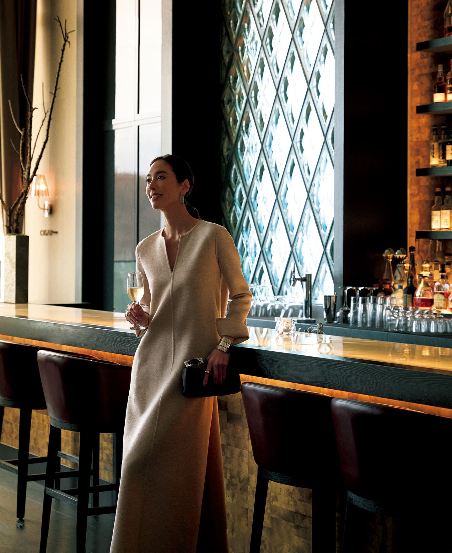 一枚で着こなしが完成する【ワンピースコーデ】冬ならではのドレスアップスタイルは、シルバーの煌めきを添えて | Precious.jp（プレシャス）