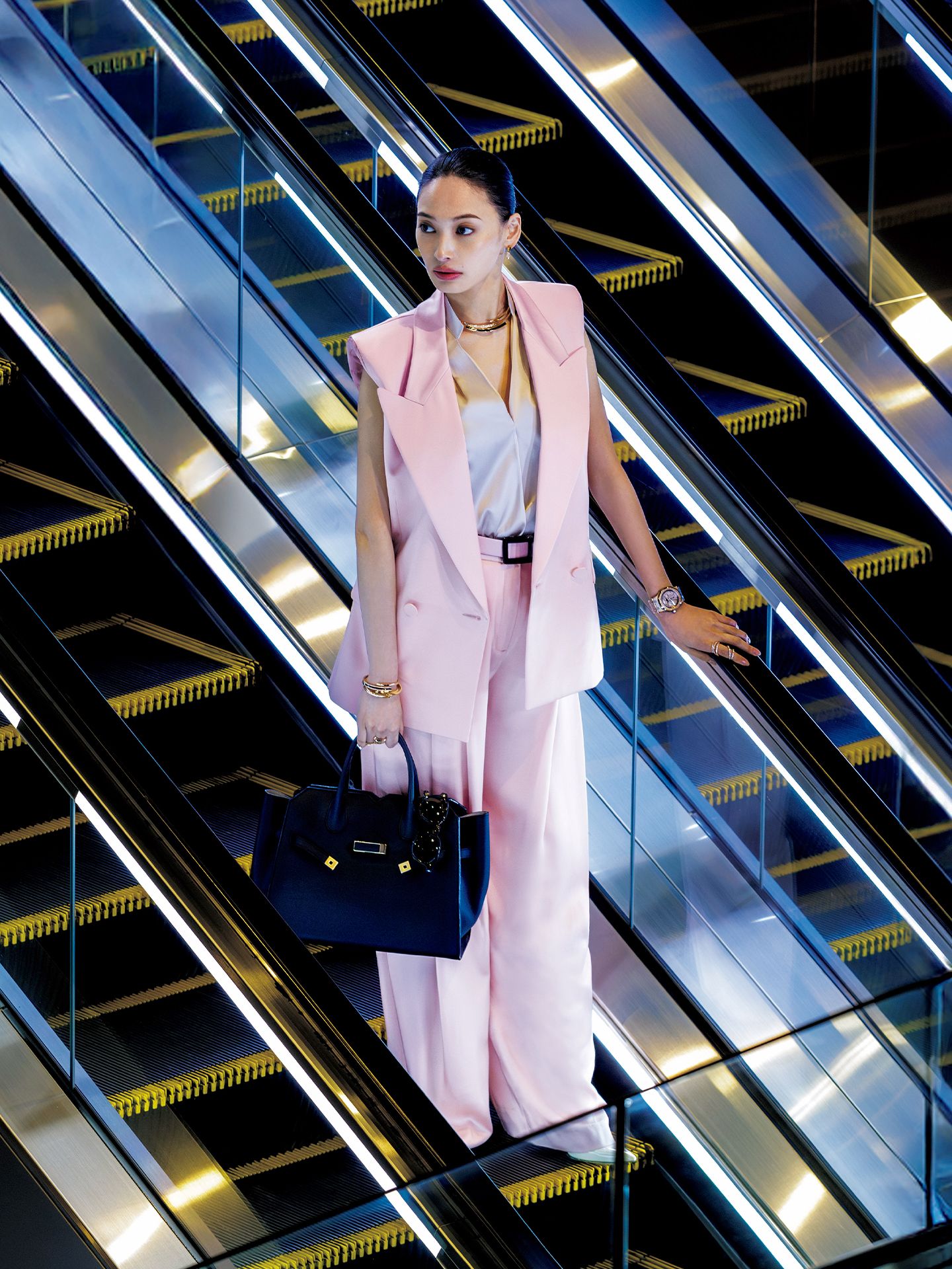 大政 絢さんがまとう、トレンド感と季節感を程よくおさえたスーツスタイル｜最旬シルエットでポジティブなマインドを表現 | Precious.jp（プレシャス）