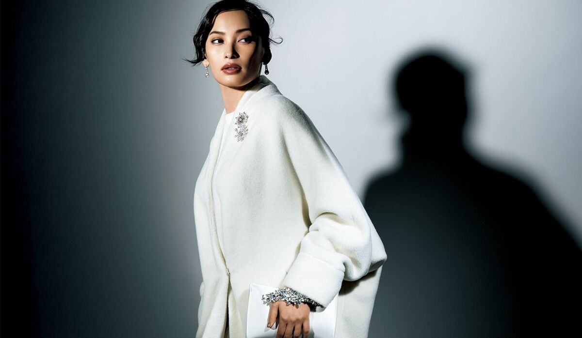 ふんわり、ゆったりとした「アニオナ」の白いコート｜幸福感はそのままに、こなれ感を加えつつジュエリーまで白一色に | Precious.jp（プレシャス）