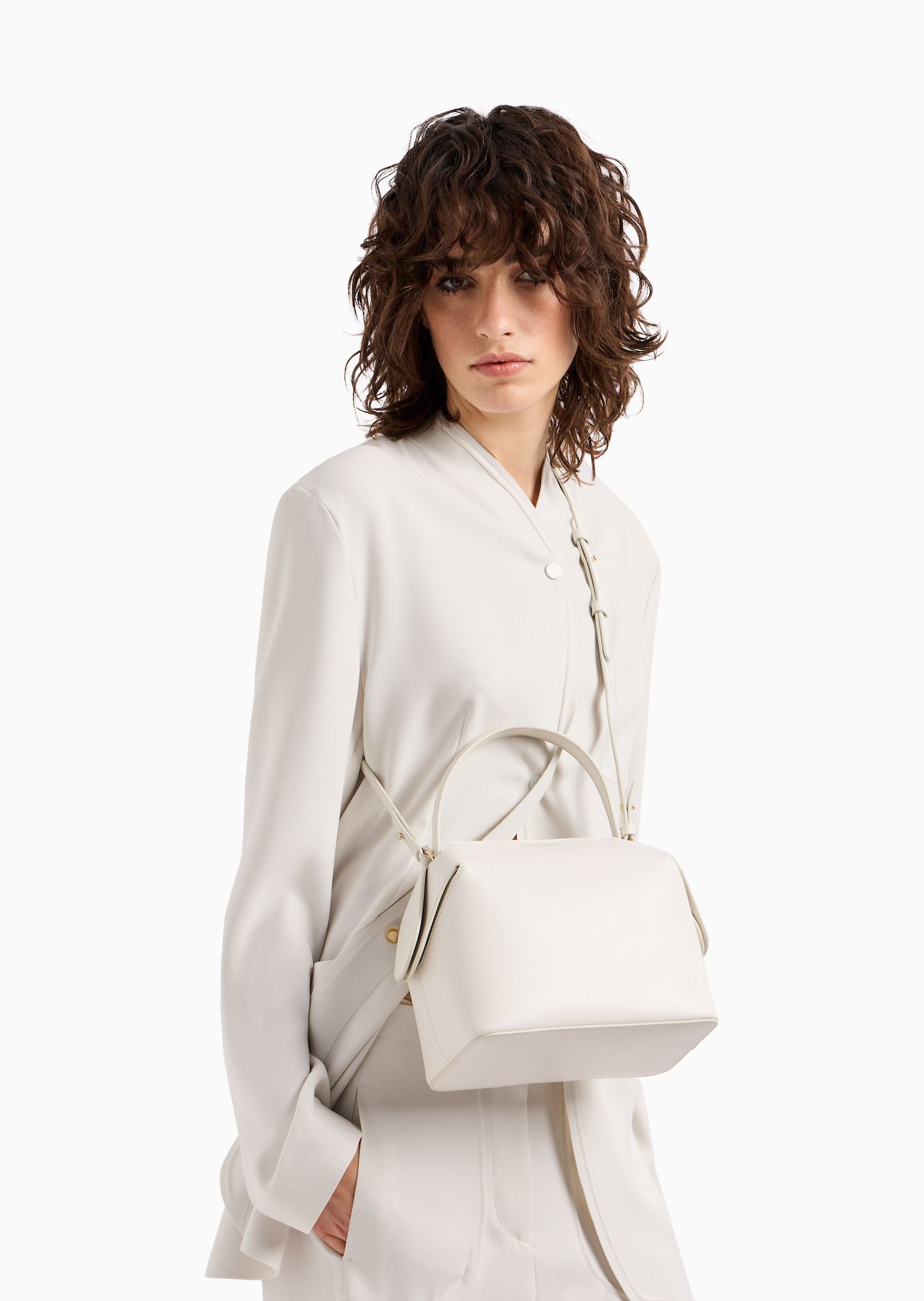 日本の折り紙からインスピレーション！「ジョルジオ アルマーニ 」より新作ボストンバッグが誕生 | Precious.jp（プレシャス）