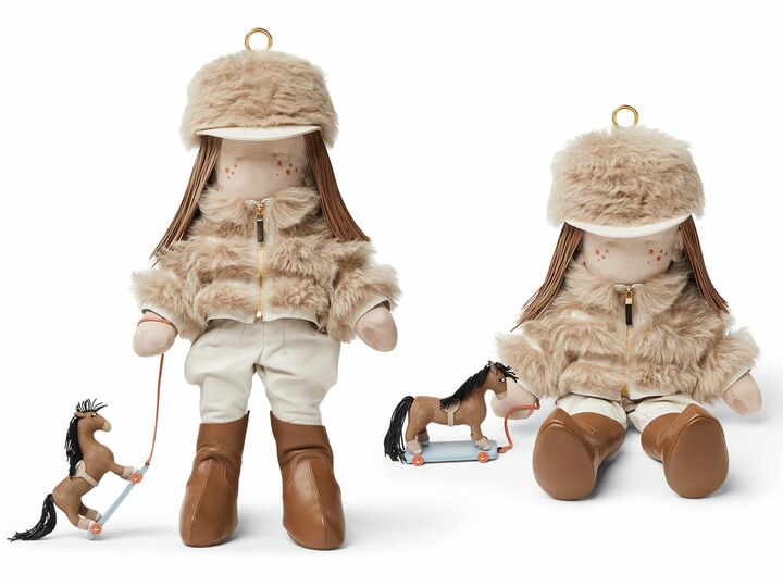 【フェンディ】幸運を呼び込む馬モチーフ｜リュクスな遊び心にときめく！新作カードケース＆マキシチャーム | Precious.jp（プレシャス）