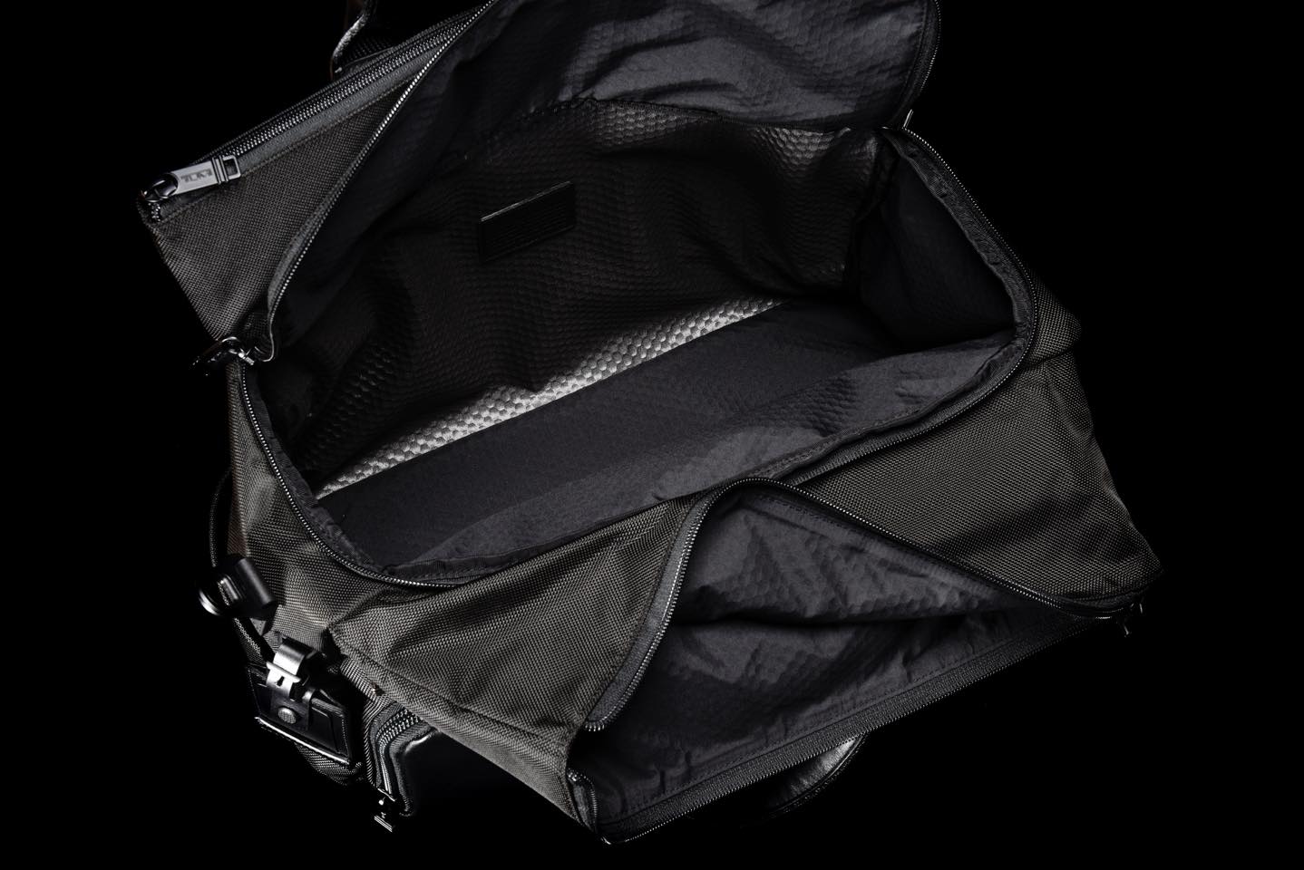 アフター5でも、その実力を遺憾無く発揮するのが「トゥミ」のビジネスバッグだ！ | MEN'S Precious（メンズプレシャス）