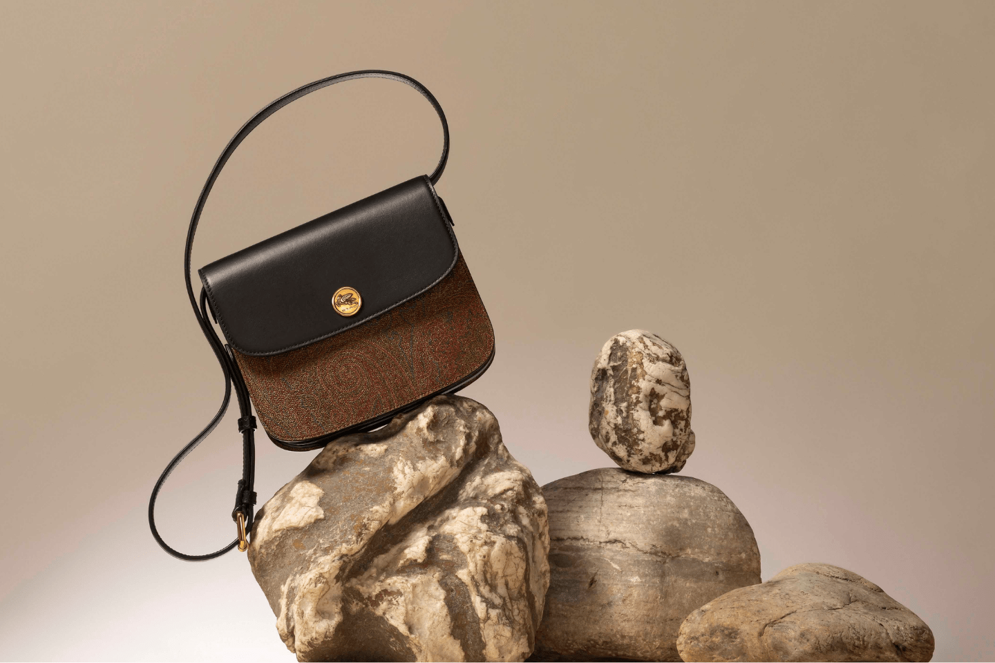 エトロの人気ライン「エトロ エッセンシャル」から新作バッグが登場！日本限定カラーに注目 | Precious.jp（プレシャス）