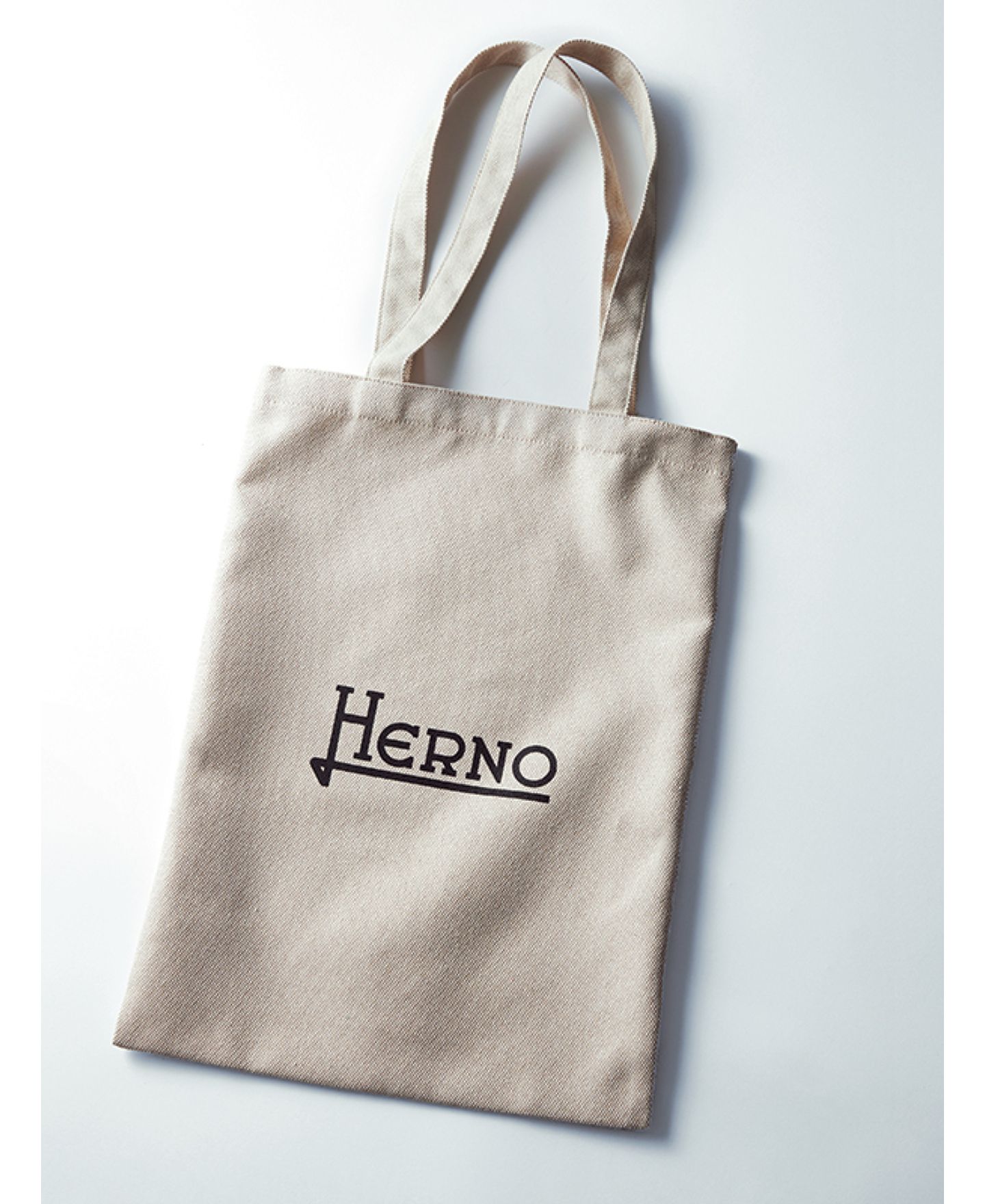 「Herno（ヘルノ）」ブランドロゴが際立つ【洗練トートバッグ】が付いてくる！「Oggi」1月号本日発売 | Precious.jp（プレシャス）