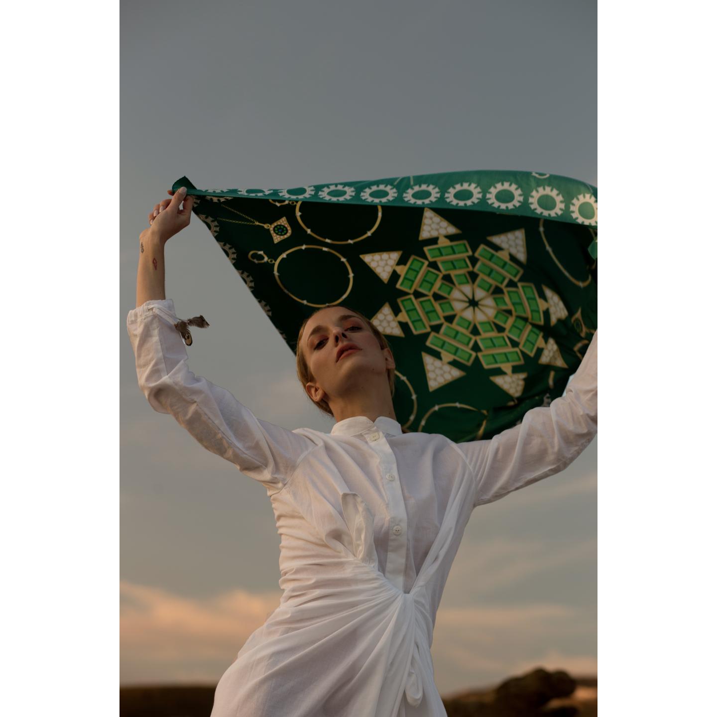 コロナウイルス収束を願い「Eye」モチーフをプリント。イレアナ・マクリが「チャリティースカーフ」を展開 | Precious.jp（プレシャス）