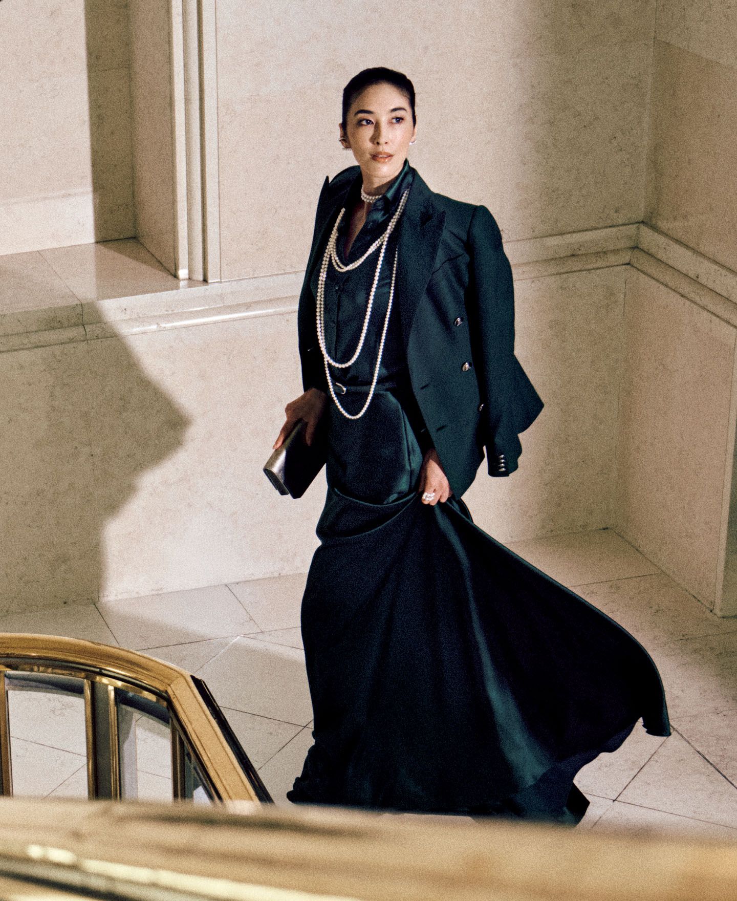 12/5 Fri｜「ラルフ ローレン」のシルクシャツ＆スカートにジャケットを羽織って、ハンサムなドレスアップを楽しんで【365日コーディネート】 | Precious.jp（プレシャス）