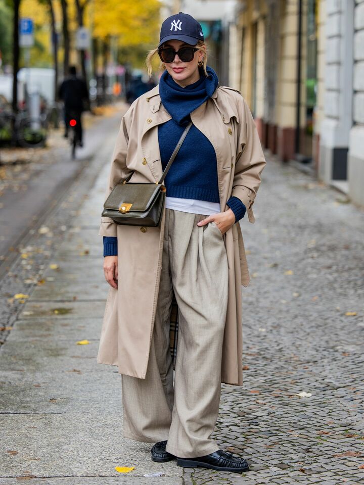 品よくスマート！「ブルー×ベージュ」のフェミニンベーシック3選【海外スナップ】 | Precious.jp（プレシャス）