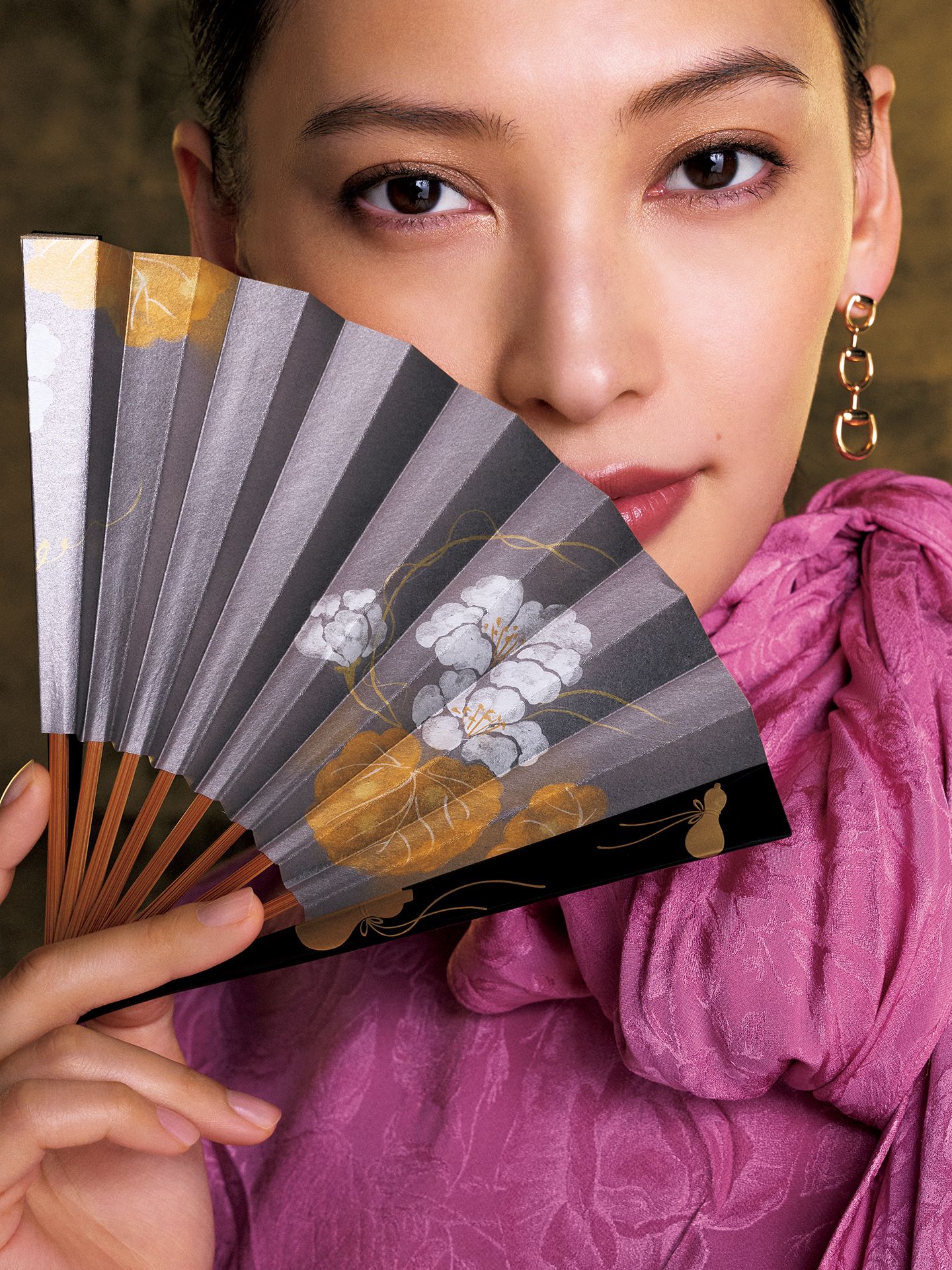 大政 絢さんと、めでたき風を運ぶ「ひょうたん」の扇｜バッグに入れて持ち歩くなら、こんなふうにシックな扇子はいかが？ | Precious.jp ...