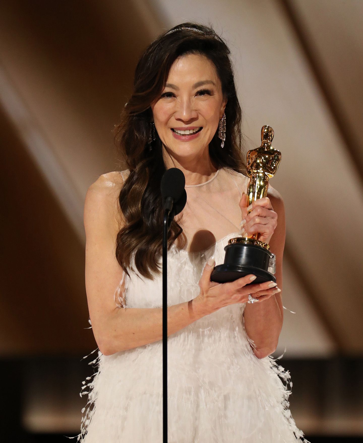 【ミシェル・ヨー】アジア系俳優として初めてのアカデミー賞主演女優賞を受賞！ 授賞式では「ディオール」のドレスとメークをまとって Preciousjp（プレシャス） 