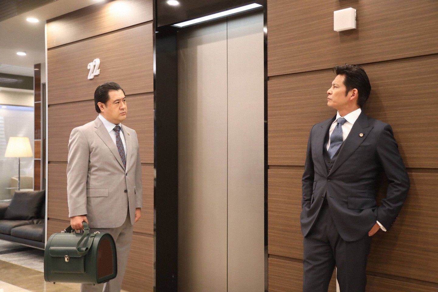 鈴木保奈美さんのコーデが話題！『SUITS2』5話の服とジュエリーは？ | Precious.jp（プレシャス）