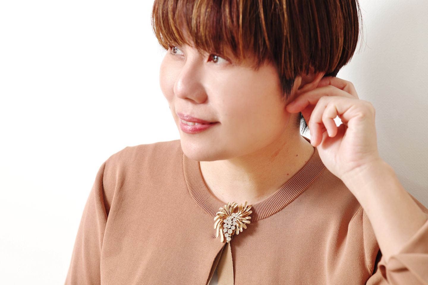 2024年流ブローチのつけ方決定版！人気スタイリストが伝授する洗練テクニック3選 | Precious.jp（プレシャス）
