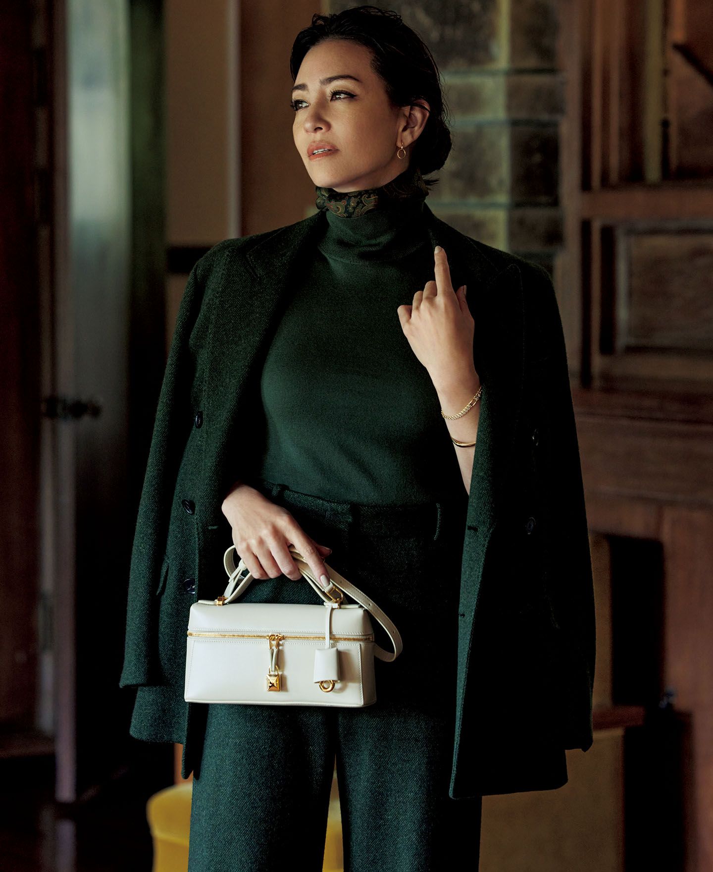 1/14 Wed｜「ロロ・ピアーナ」の辛口カーキスタイルで、媚びない色香を漂わせて【365日コーディネート】 | Precious.jp（プレシャス）