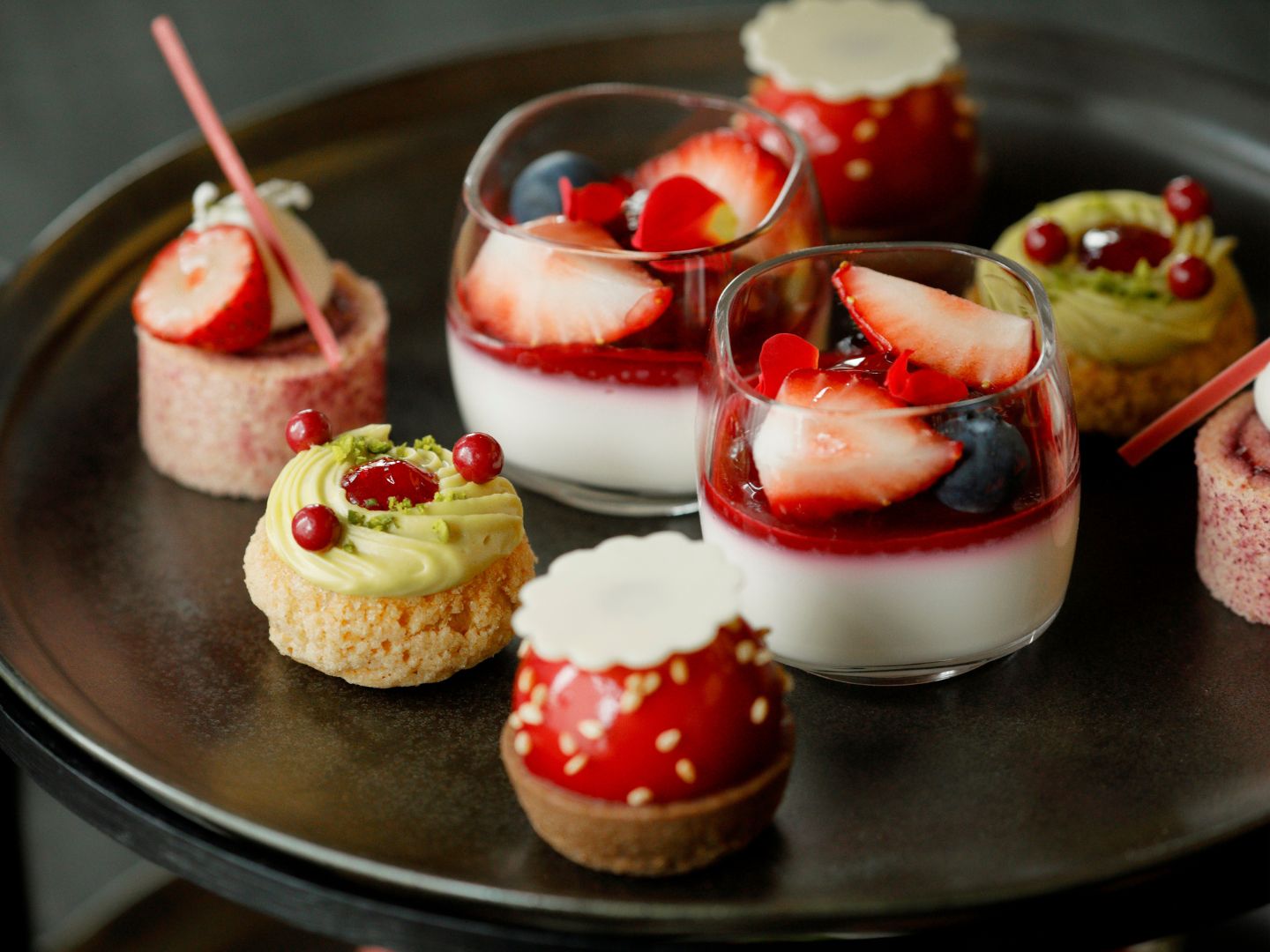 「アマン東京」のストロベリーメニュー3選｜アフタヌーンティーやパフェを絶景と共に楽しむ | Precious.jp（プレシャス）