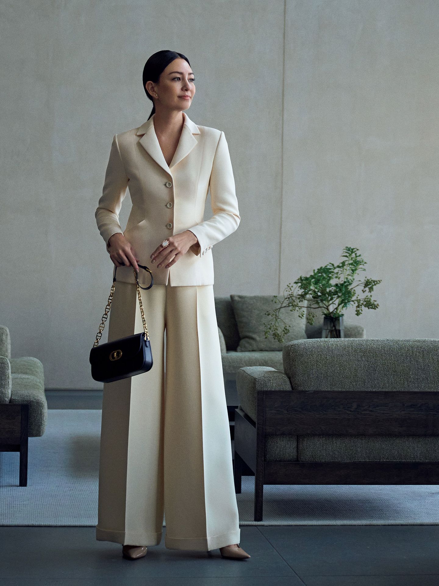 全方位で美しい佇まいを醸し出す「ディオール」のセットアップスタイル｜特別な存在になれる『バー』ジャケットの威光 | Precious.jp（プレシャス）