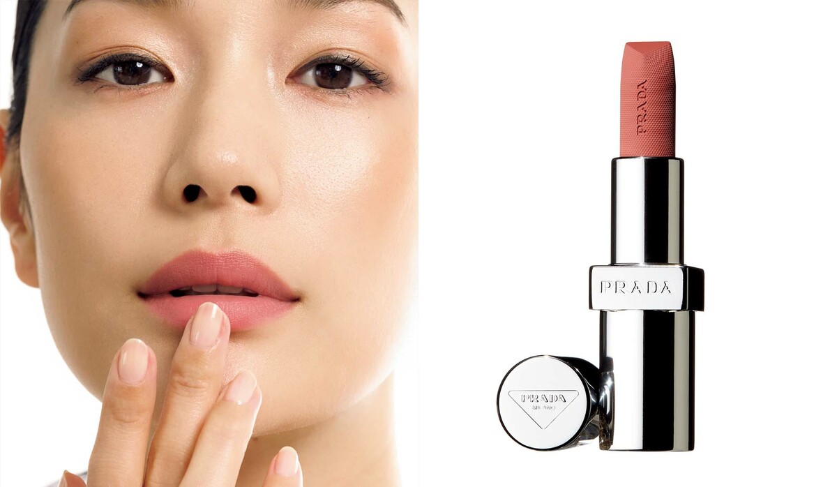 ひと塗りで表情に主役級のインパクトを与えてくれる「プラダ ビューティ」最旬ピンクベージュルージュに注目！ | Precious.jp（プレシャス）