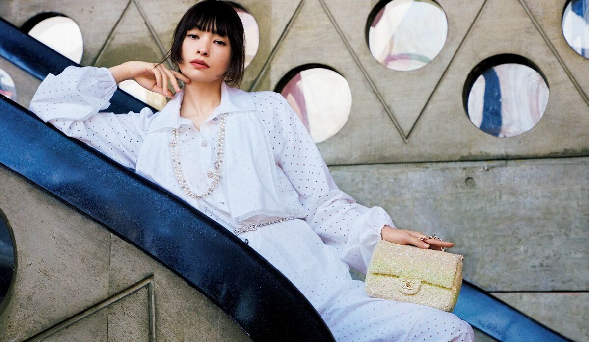 甘すぎない「シャネル」のタイ付きブラウス｜時代の気分をキャッチ！ブラウスで表現するモダニズム | Precious.jp（プレシャス）