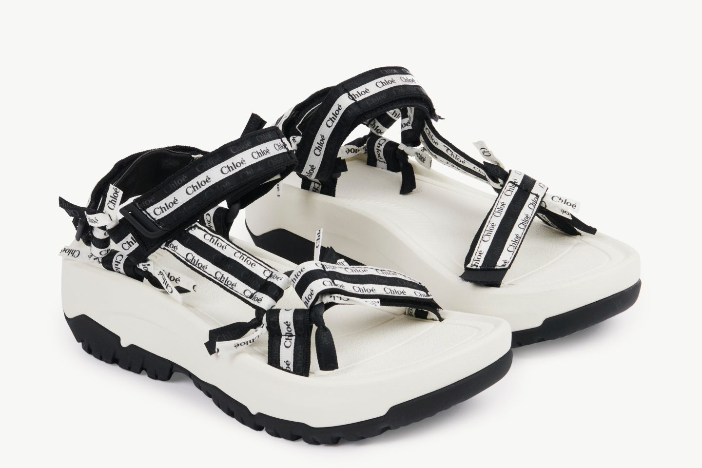 「クロエ」と「TEVA」が限定コラボ！夏スタイルに旬なテイストを添えるスタイリッシュなスポーツサンダルに注目 | Precious.jp（プレシャス）