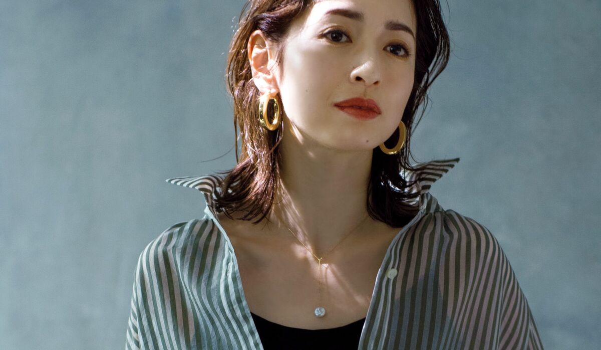 【40代に似合う髪型】梅雨の湿気に左右されず “モード感” を演出する「ウェットヘア」にチャレンジ！ | Precious.jp（プレシャス）