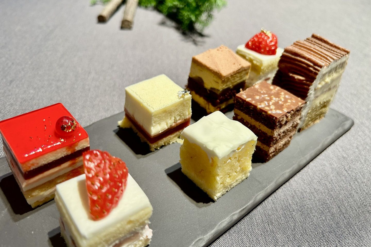 パレスホテル東京「クリスマス ケーキ 2024」全9種｜新作は“お菓子の家”のケーキ！【実食レポート】 | Precious.jp（プレシャス）