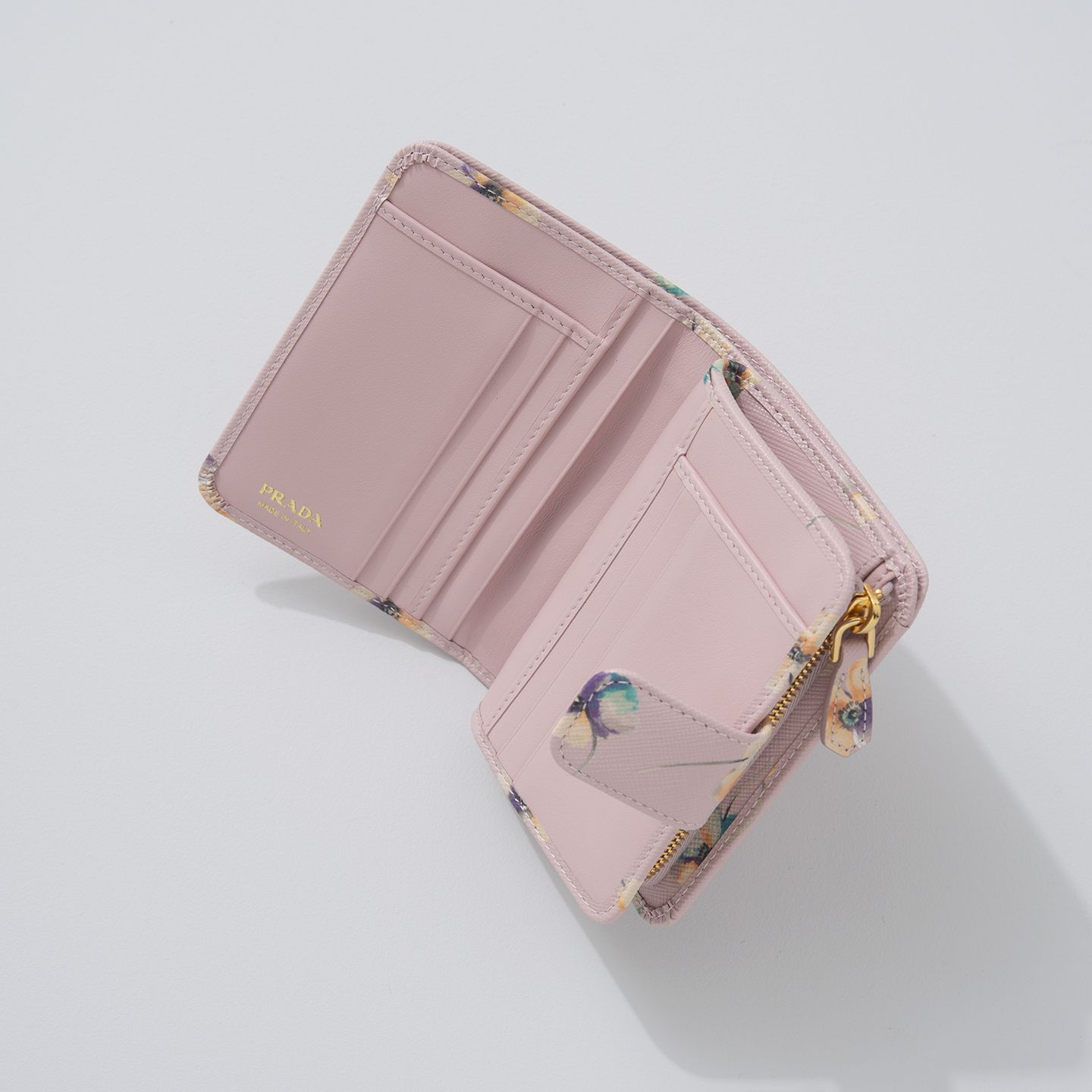 品格を日常に！「プラダ」の本命財布｜ほんのりスウィートな表情に心が華やぐ人気モデルの日本限定デザイン | Precious.jp（プレシャス）