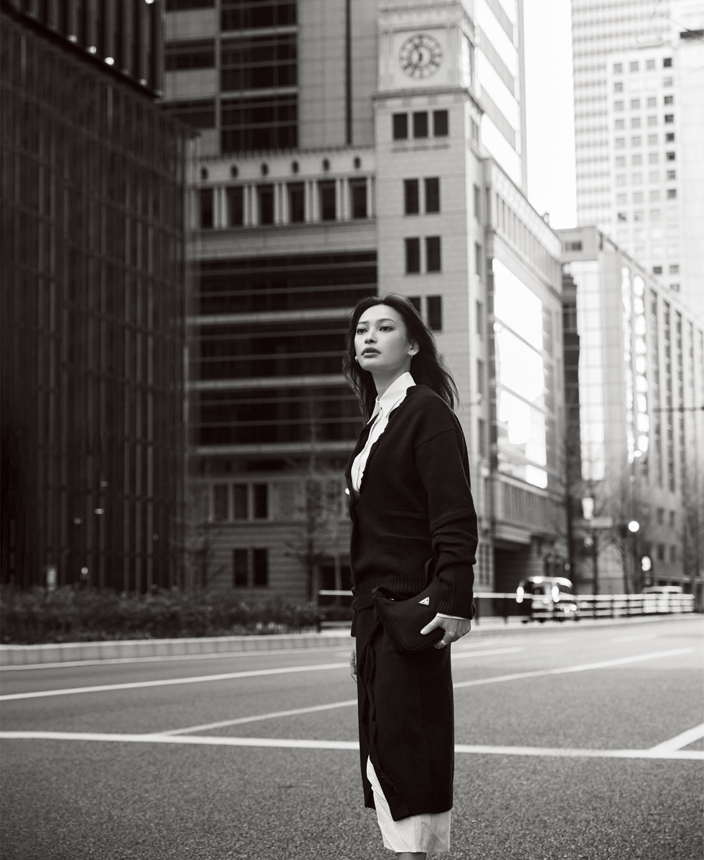 大政 絢さんが着こなす「プラダ」のセットアップ｜斬新な創造性を引き寄せるアーティスティックな感性 | Precious.jp（プレシャス）