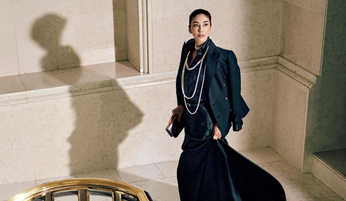 12/5 Fri｜「ラルフ ローレン」のシルクシャツ＆スカートにジャケットを羽織って、ハンサムなドレスアップを楽しんで【365日コーディネート】 | Precious.jp（プレシャス）