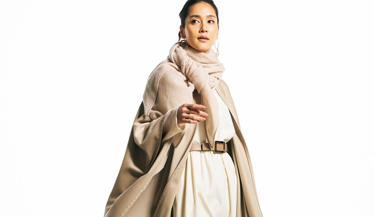 12/22 Mon｜「ミカコ ナカムラ」のロングケープは、顔周りやウエストを引き締めてドレープラインを際立たせて【365日コーディネート ...