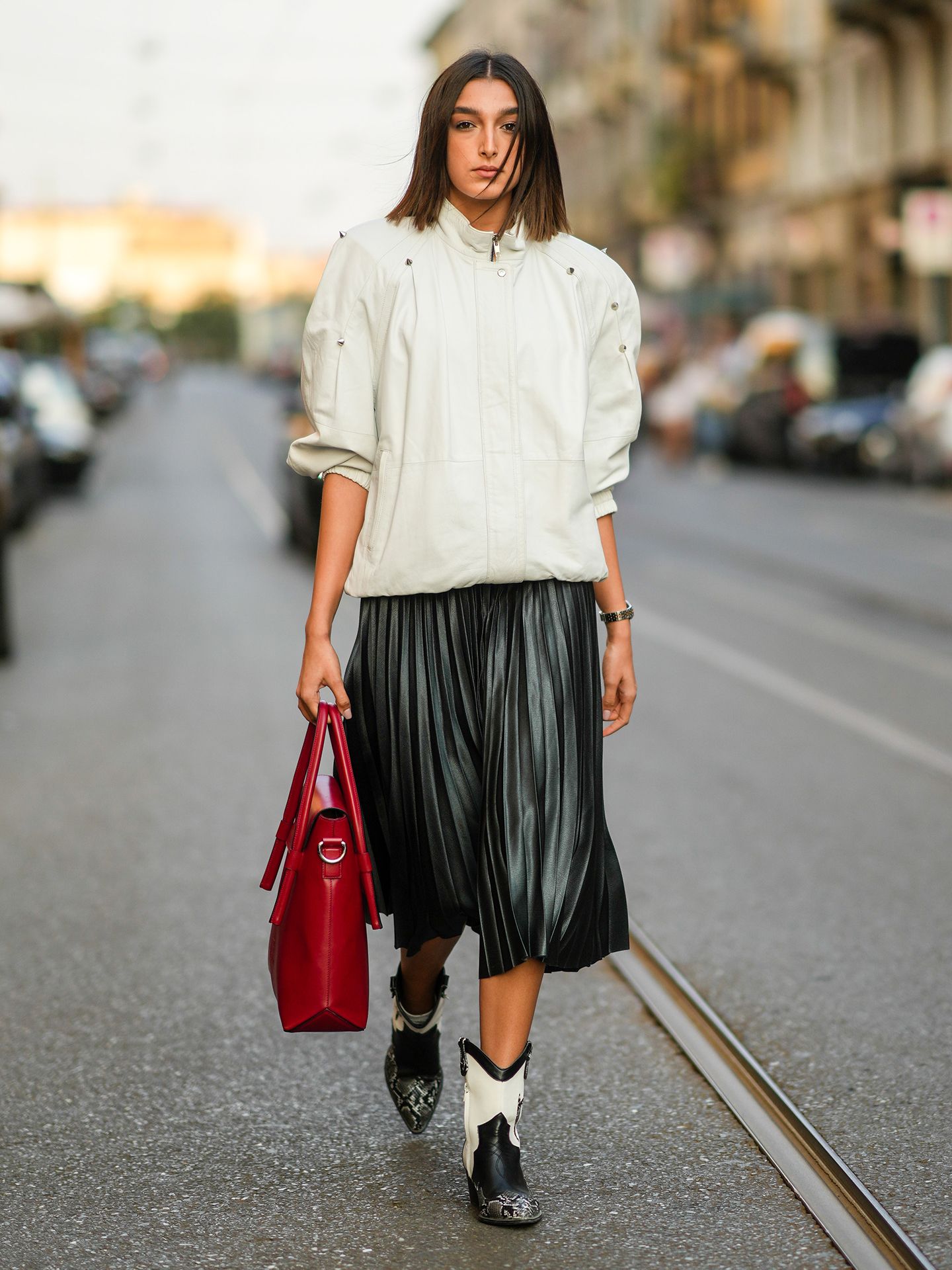 【冬のスカート】アクティブに着るのが新鮮！「ロングプリーツ」で軽やか着映えスタイル3選【海外スナップ】 | Precious.jp（プレシャス）