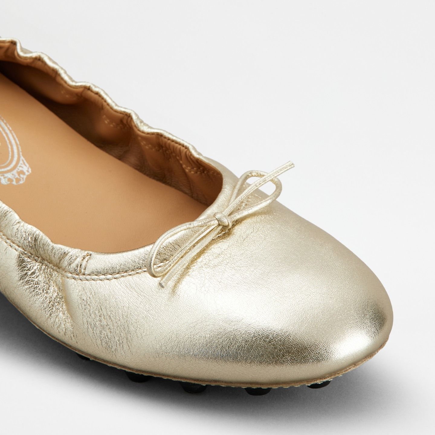 トッズのアイコン“ペブル”を配したバレリーナシューズに新作登場！ メタリックカラーやチャーム付きモデルに目移り必須 | Precious.jp ...