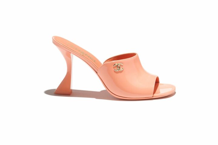 ダブルCが品格と輝きを添える！シャネルの2025／26年 クルーズ コレクションより新作ミュールに注目 | Precious.jp（プレシャス）