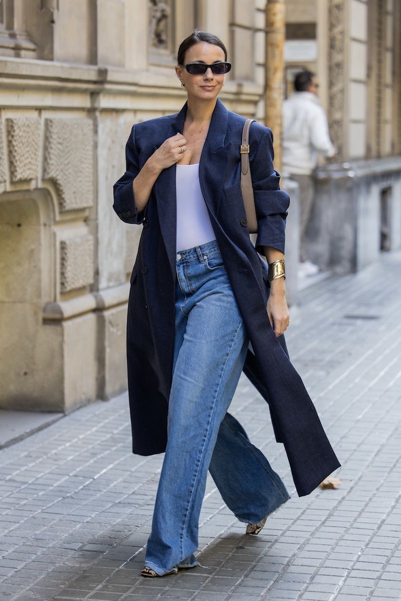 冬も「ブルーデニムパンツ」を愛用！ 上品コートと合わせこなれたミックススタイルへ【海外スナップ】 | Precious.jp（プレシャス）