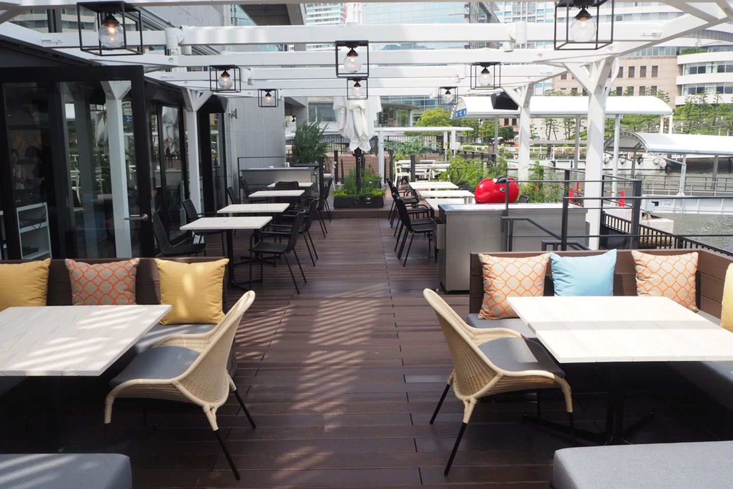 ビサイドシーサイド（BESIDE SEASIDE）｜日の出ふ頭「Hi-NODE（ハイノード）」内に誕生した、東京湾を一望できるレストラン＆カフェ | Precious.jp（プレシャス）