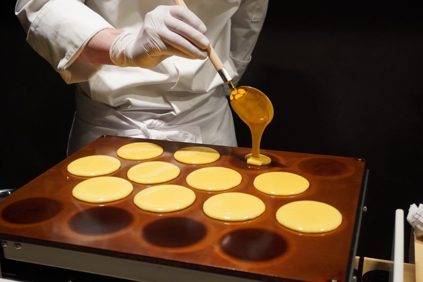 カウンターでできたて和菓子をいただける！「トラヤ ギンザ（TORAYA GINZA）」がリニューアル | Precious.jp（プレシャス）