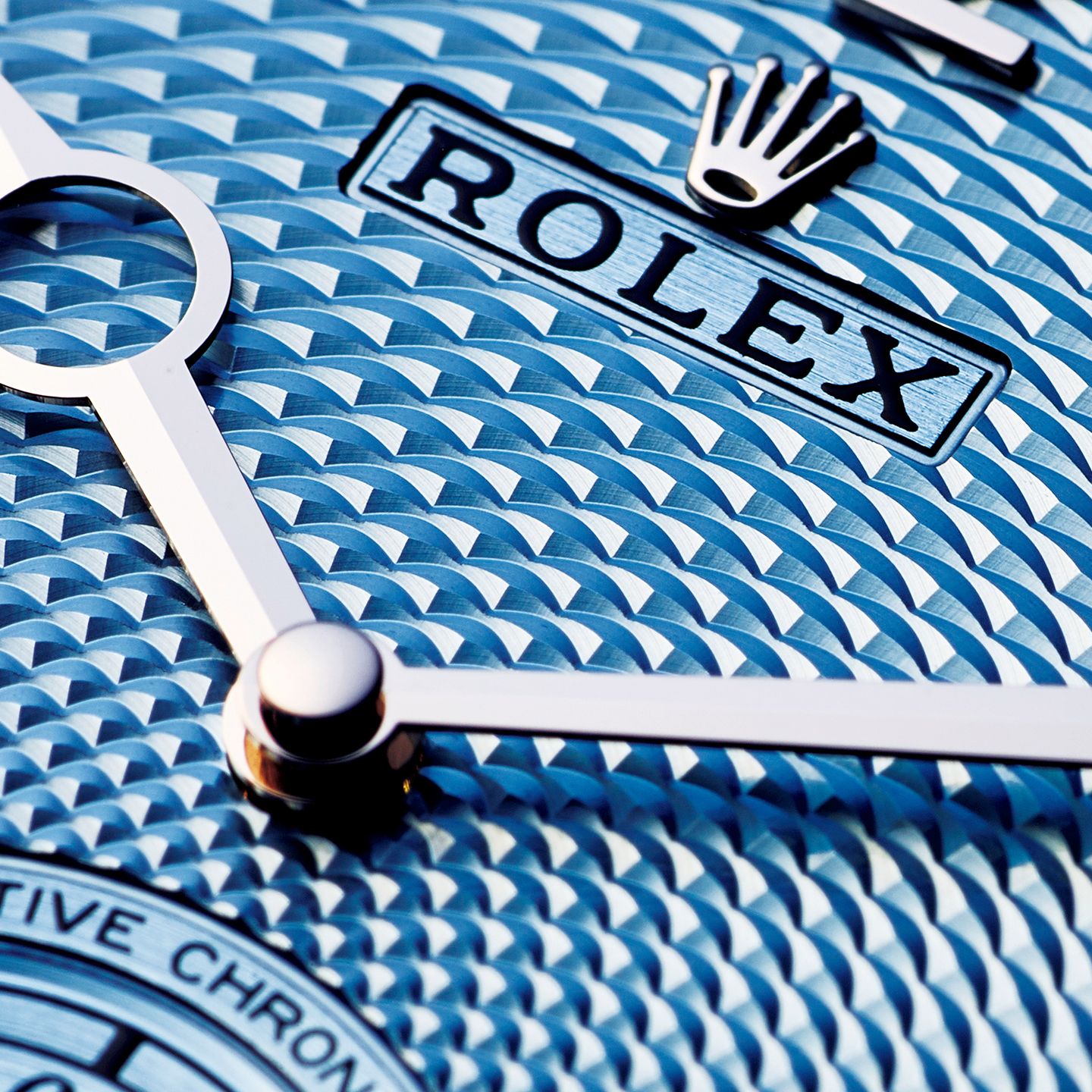 光を受けるたびに輝くロレックスの時計『パーペチュアル 1908』｜クラシカルな意匠とアイスブルーが洗練の表情を | Precious.jp ...