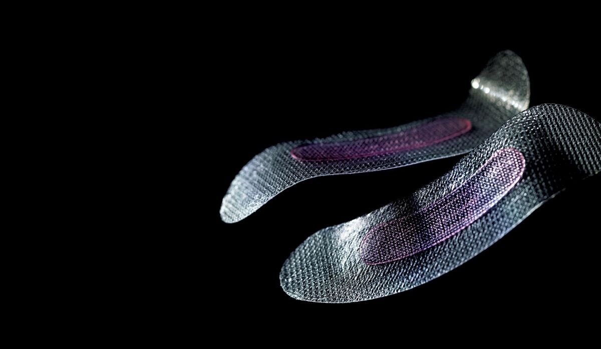 目元に貼るだけで、目の下の影やへこみを攻略！｜ReFaの『リファハリメイク』 | Precious.jp（プレシャス）