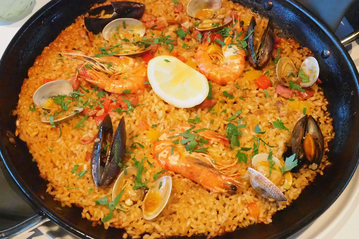 ビサイドシーサイド（BESIDE SEASIDE）｜日の出ふ頭「Hi-NODE（ハイノード）」内に誕生した、東京湾を一望できるレストラン＆カフェ | Precious.jp（プレシャス）