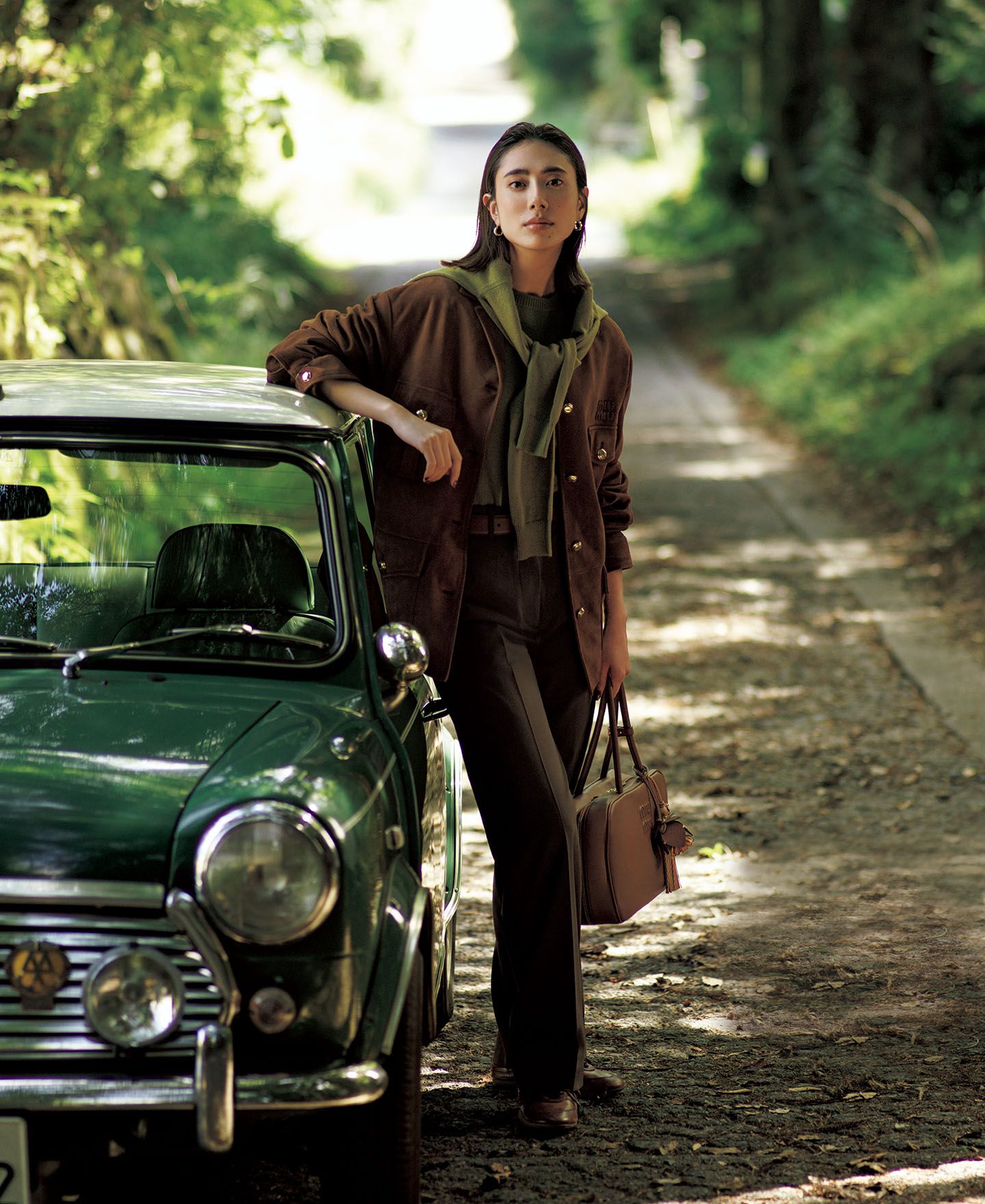 11/29 Sat｜「ミュウ ミュウ」の景色に溶け込みそうなブラウン×グリーンの装いで、心がほどけるような穏やさをまとって【365日コーディネート】 | Precious.jp（プレシャス）