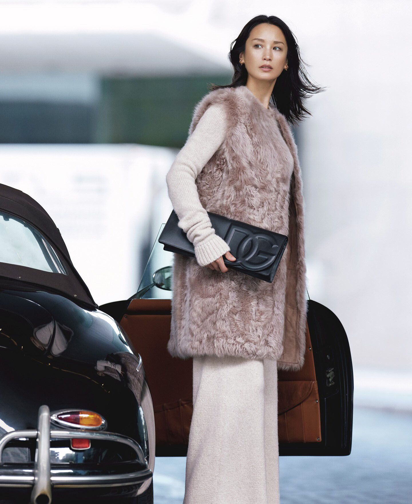 12/12 Tue｜「ドルチェ＆ガッバーナ」の黒の横長バッグを効かせれば、淡い色合いの着こなしにシャープな印象が加わる【365日コーディネート ...